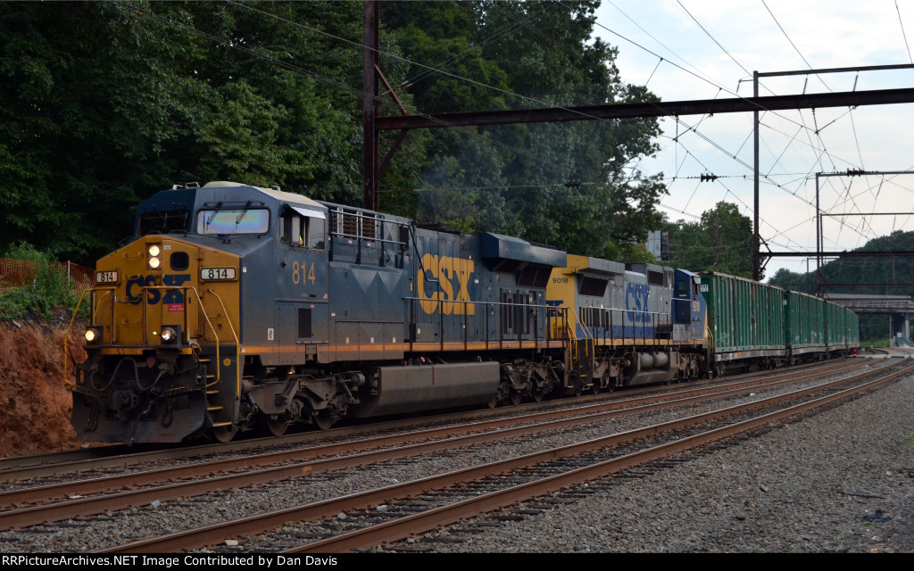 CSX ES44AH 814 leads Q702-14